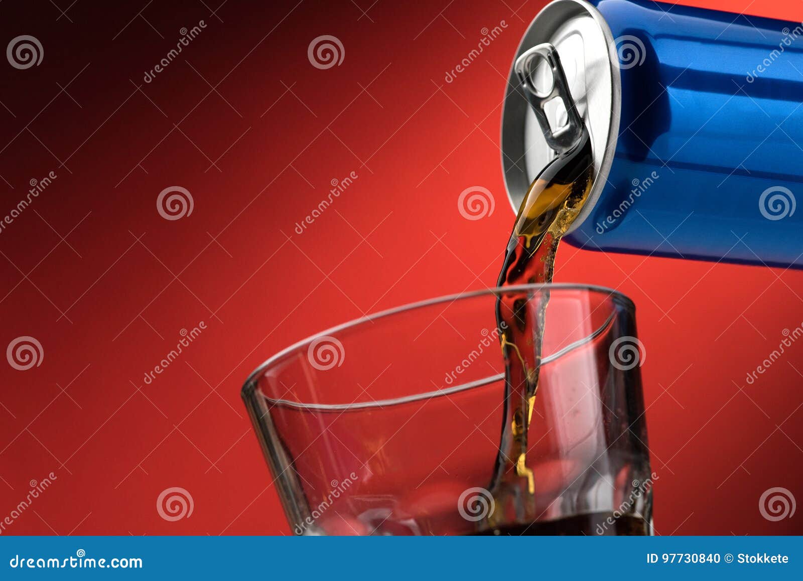 Derramando Um Refresco Em Um Vidro Foto de Stock - Imagem de fresco ...