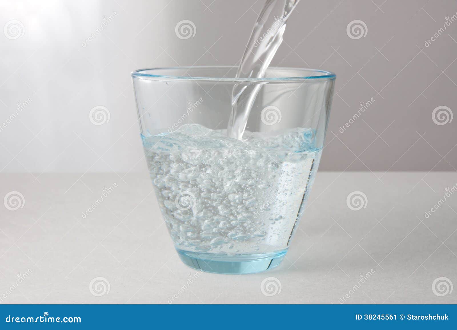 Derramando Um Vidro Da água Carbonatada Imagem de Stock - Imagem de ...