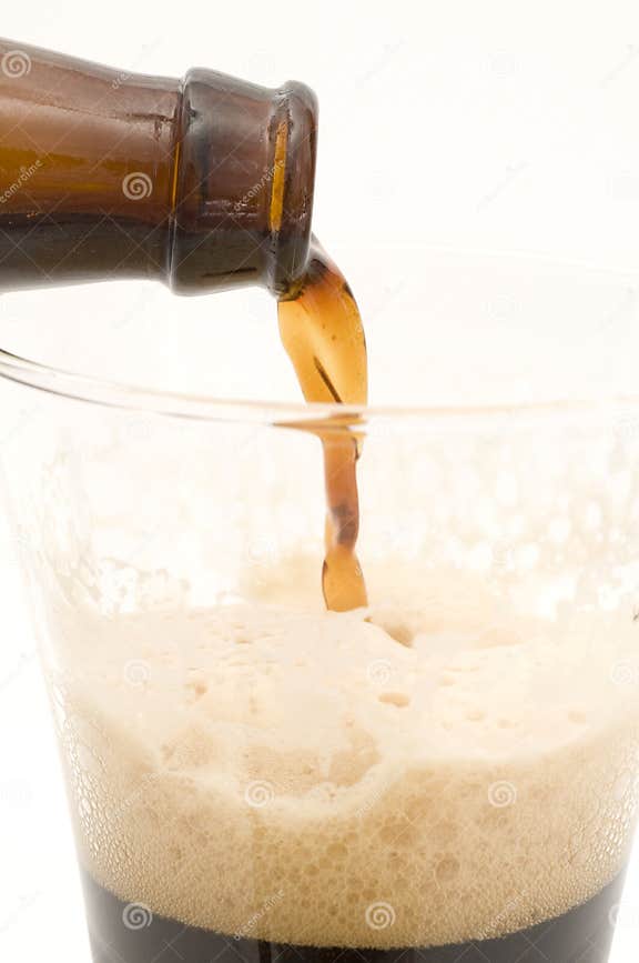 Derramando uma cerveja imagem de stock. Imagem de isolado - 12614549