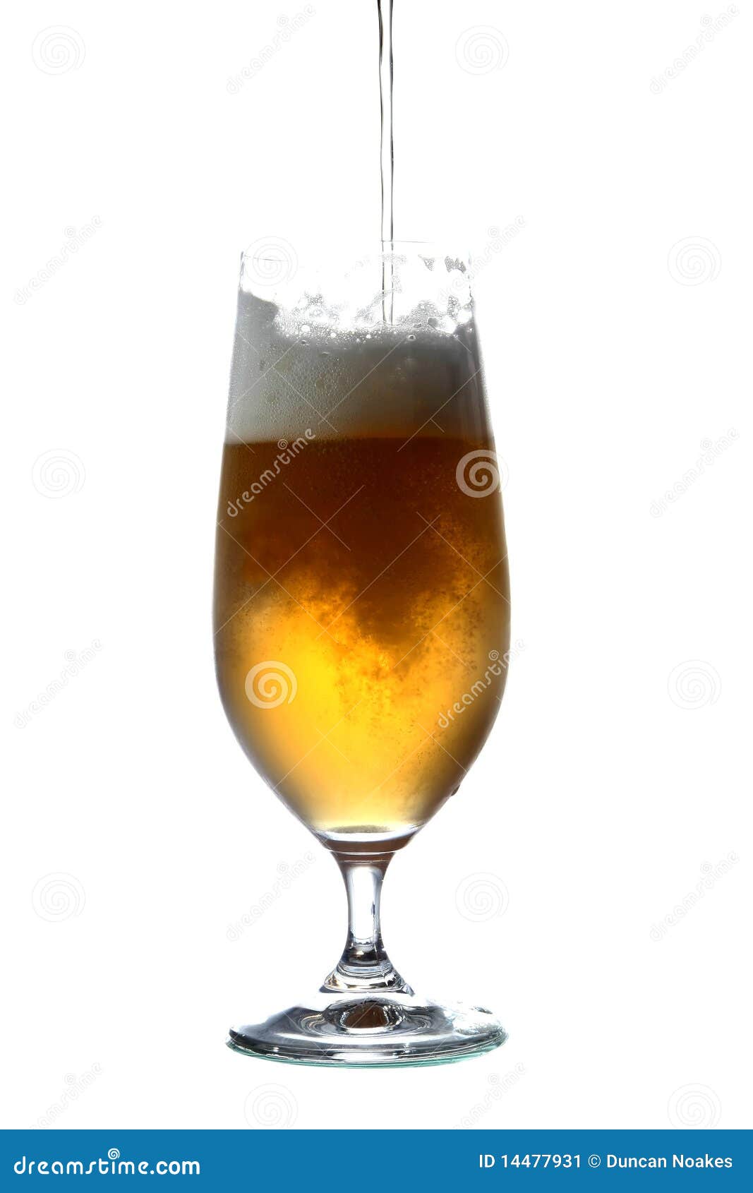 Derramando uma cerveja imagem de stock. Imagem de derrame - 14477931