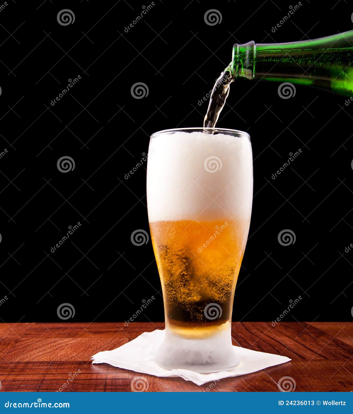 Derramando uma cerveja imagem de stock. Imagem de desenrole - 24236013