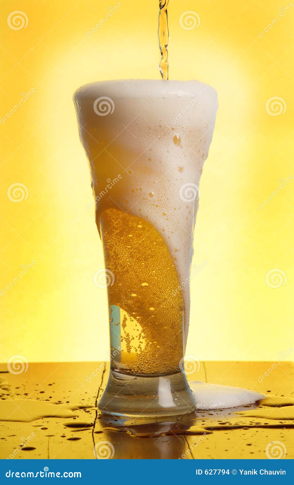 Derramando uma cerveja foto de stock. Imagem de canadense - 627794