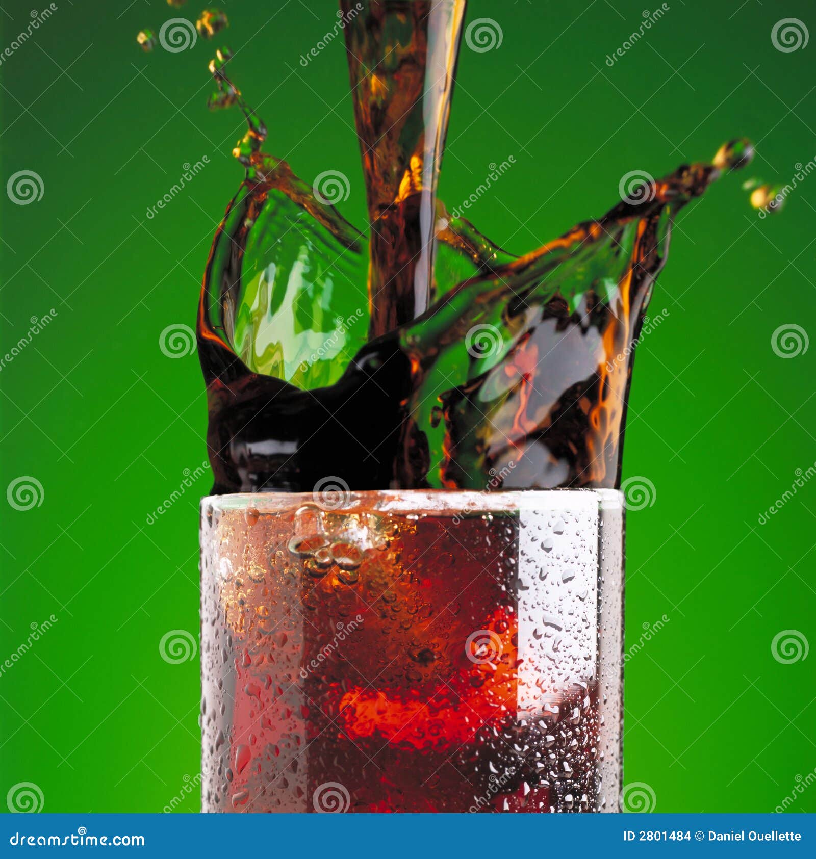 Derramando Uma Cola No Vidro Foto de Stock - Imagem de fluir, espirrar ...