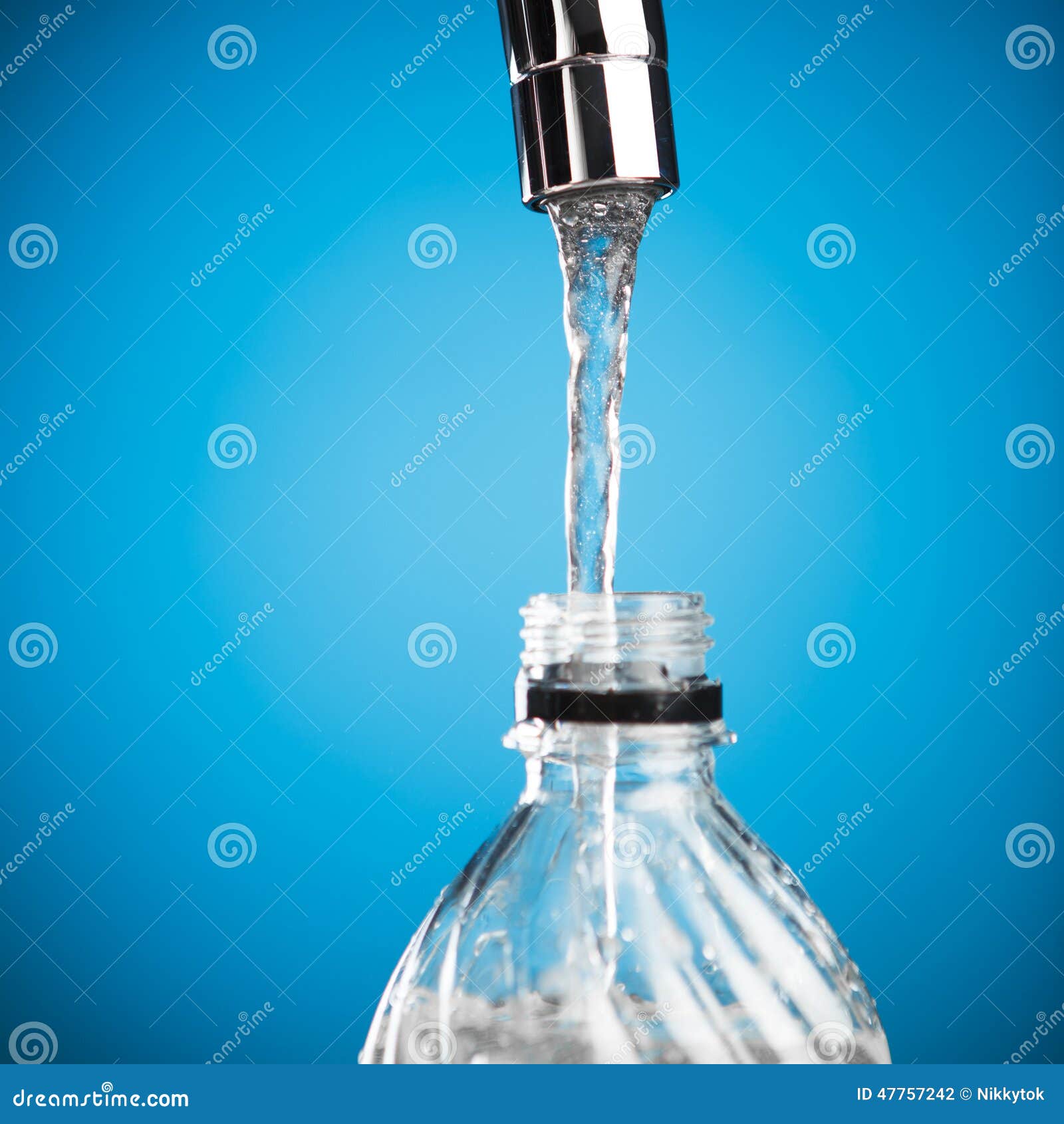 Derramando Uma Garrafa Da água Foto de Stock - Imagem de derrame ...