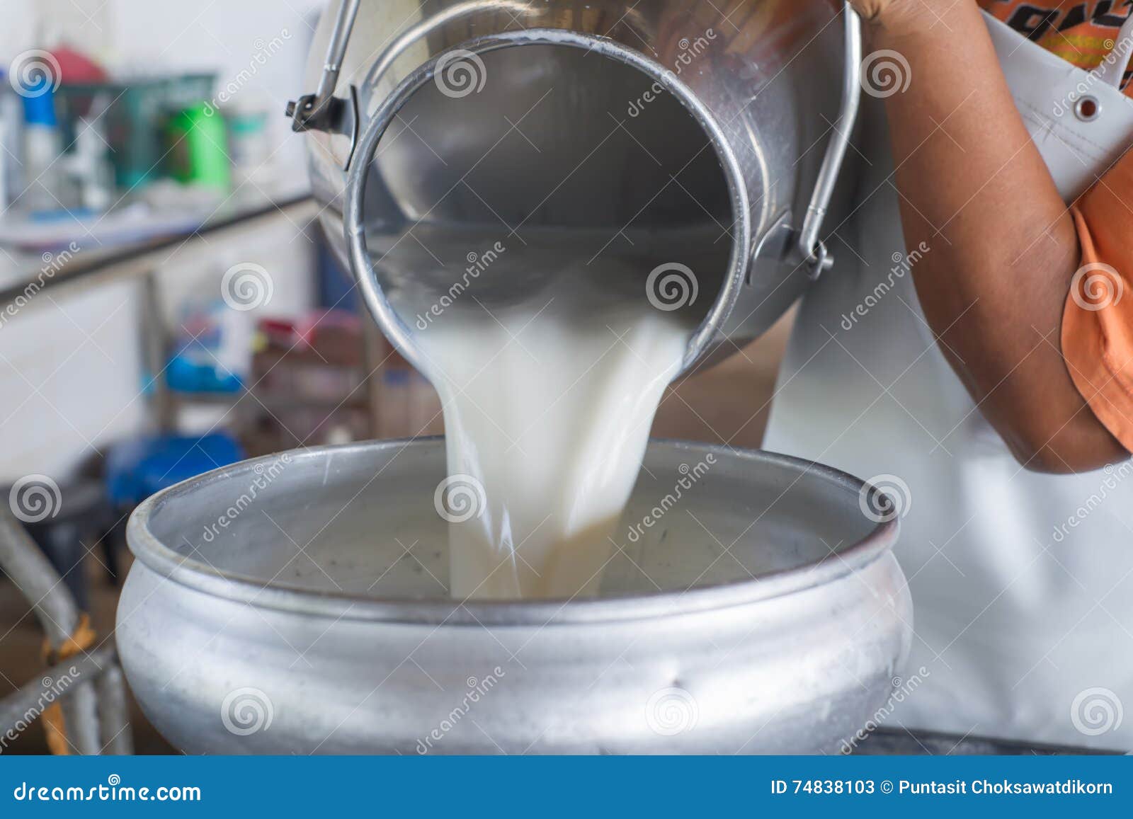 Derrame o leite cru imagem de stock. Imagem de fazenda - 74838103