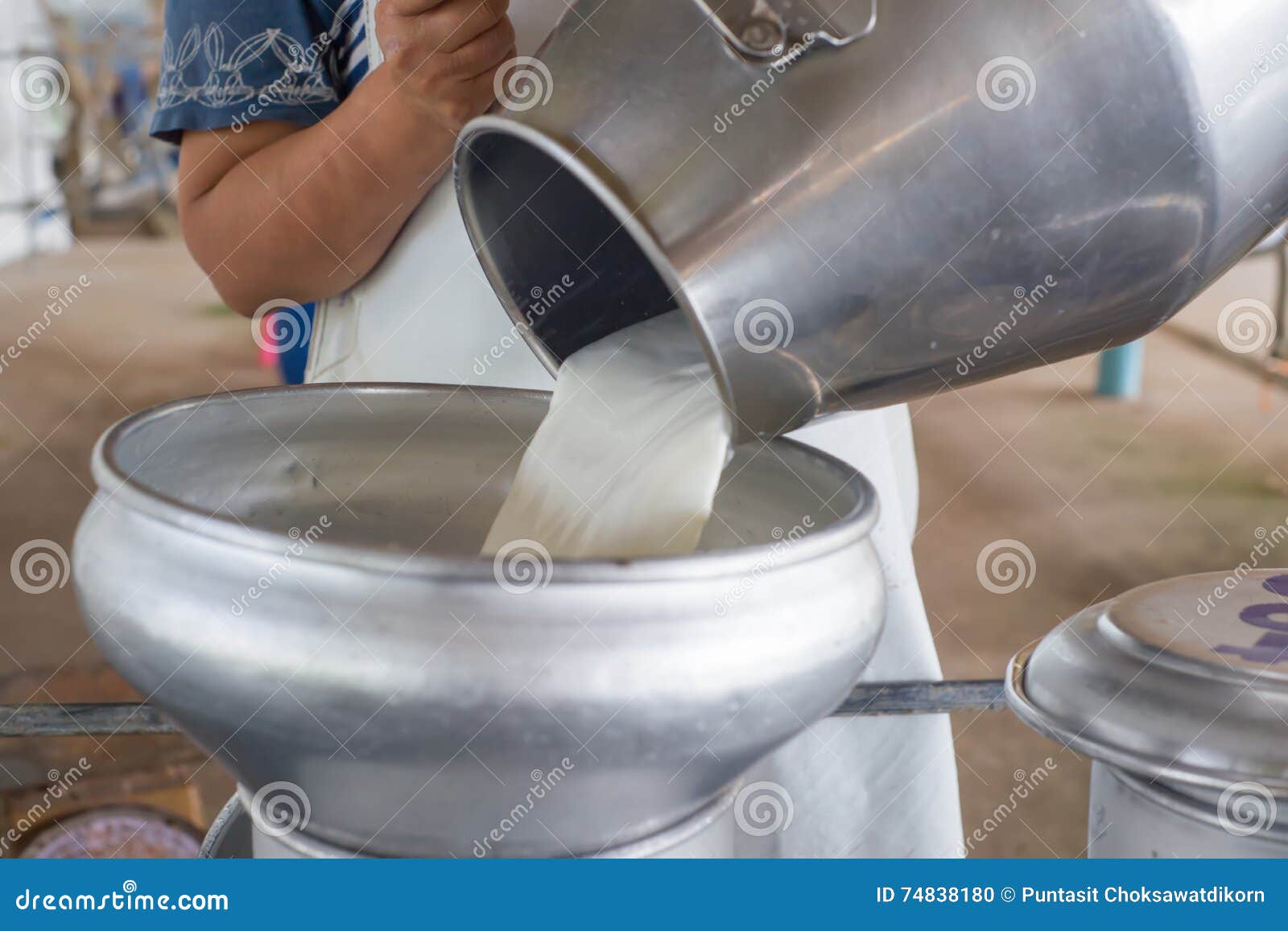 Derrame o leite cru foto de stock. Imagem de frasco, gado - 74838180