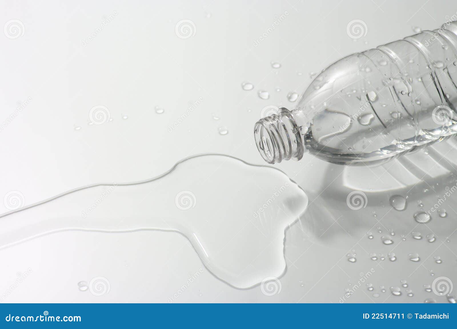 Derrame una botella imagen de archivo. Imagen de copia - 22514711