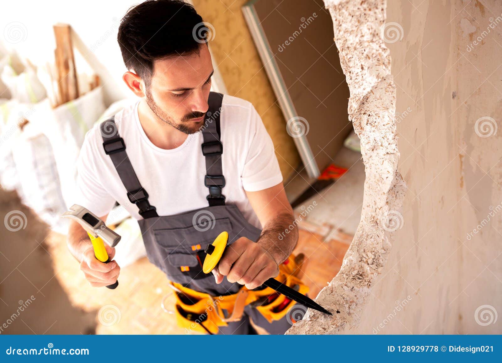 Derribar El Muro De Cemento Foto de archivo - Imagen de persona ...