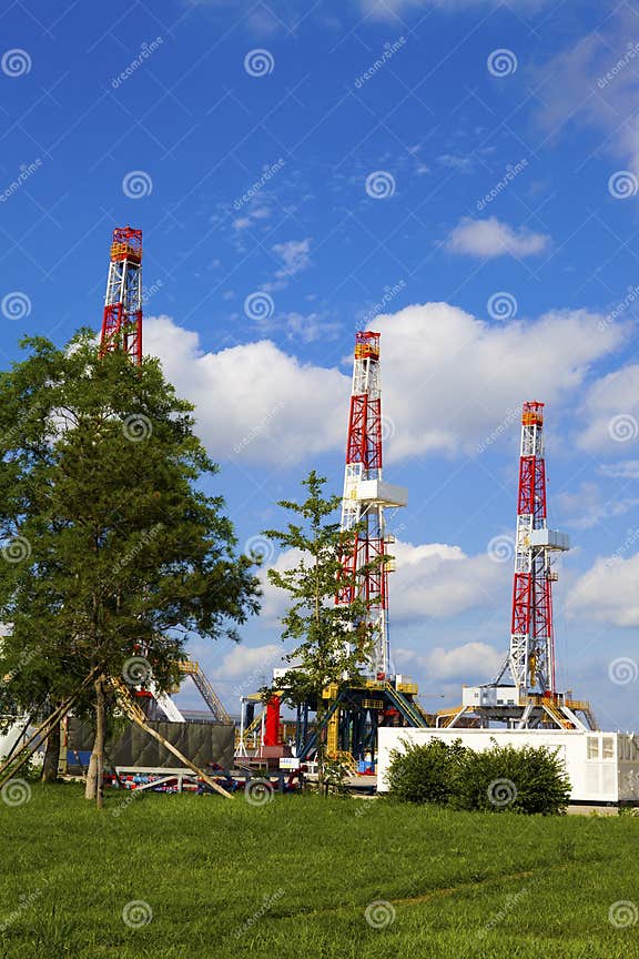 Derrick stock photo. Image of outdoors, oilfield, spinning - 36514836