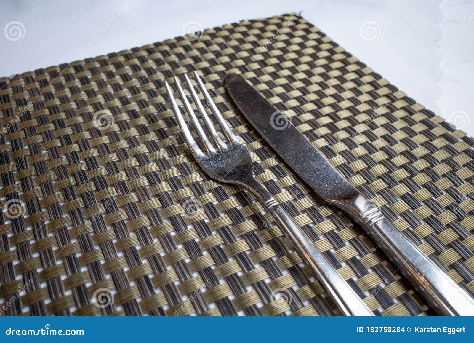 Des Couverts Se Trouvent Sur Une Surface Dans Un Restaurant Photo stock ...