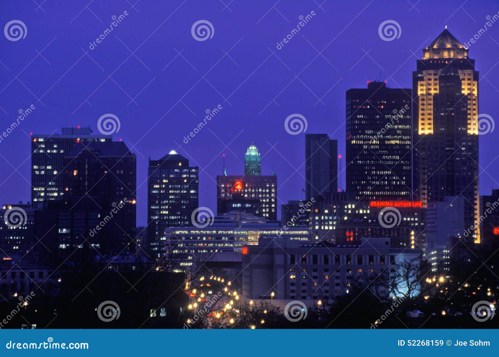 Des Moines Skyline at Night, Iowa Editorial Stock Image - Image of ...