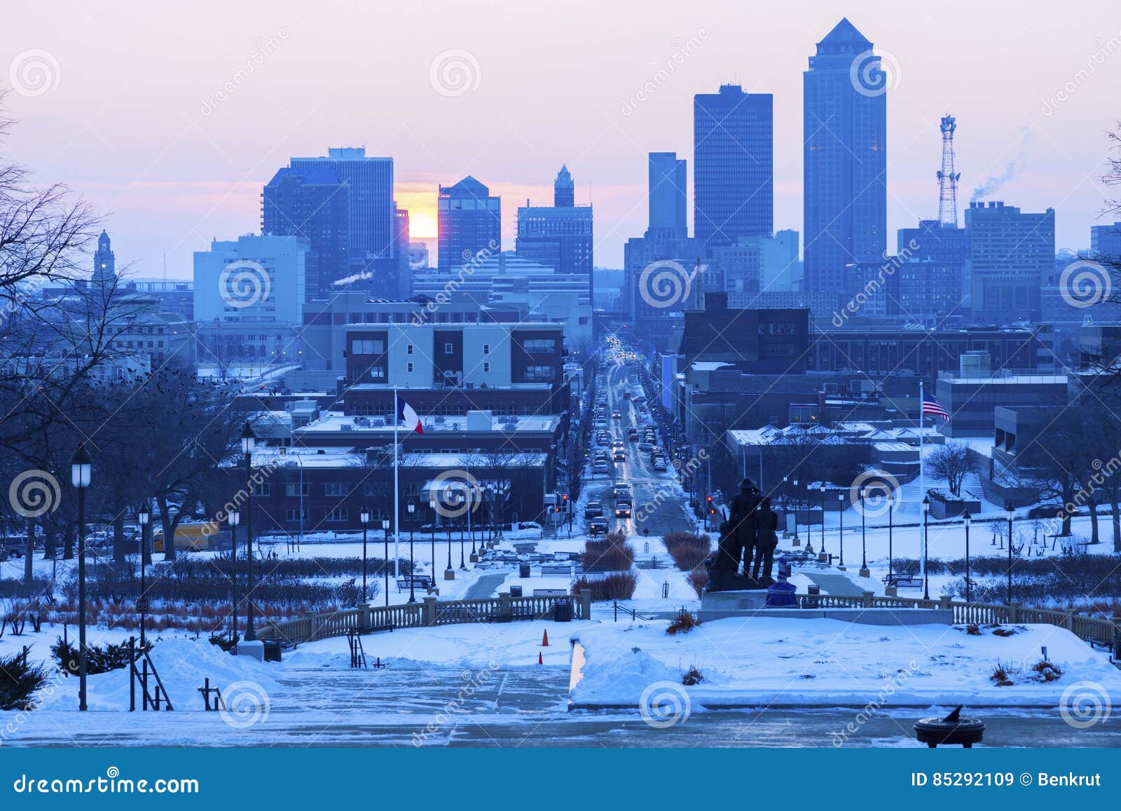 Des Moines Skyline at Sunset Stock Image - Image of downtown, winter ...