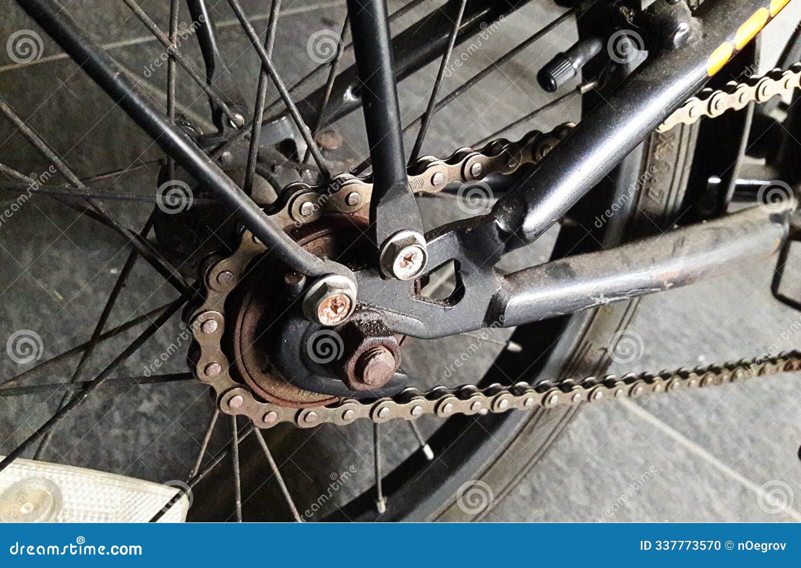 Mechanics of Motion: Bicycle Gear and Chain Stock Illustration ...