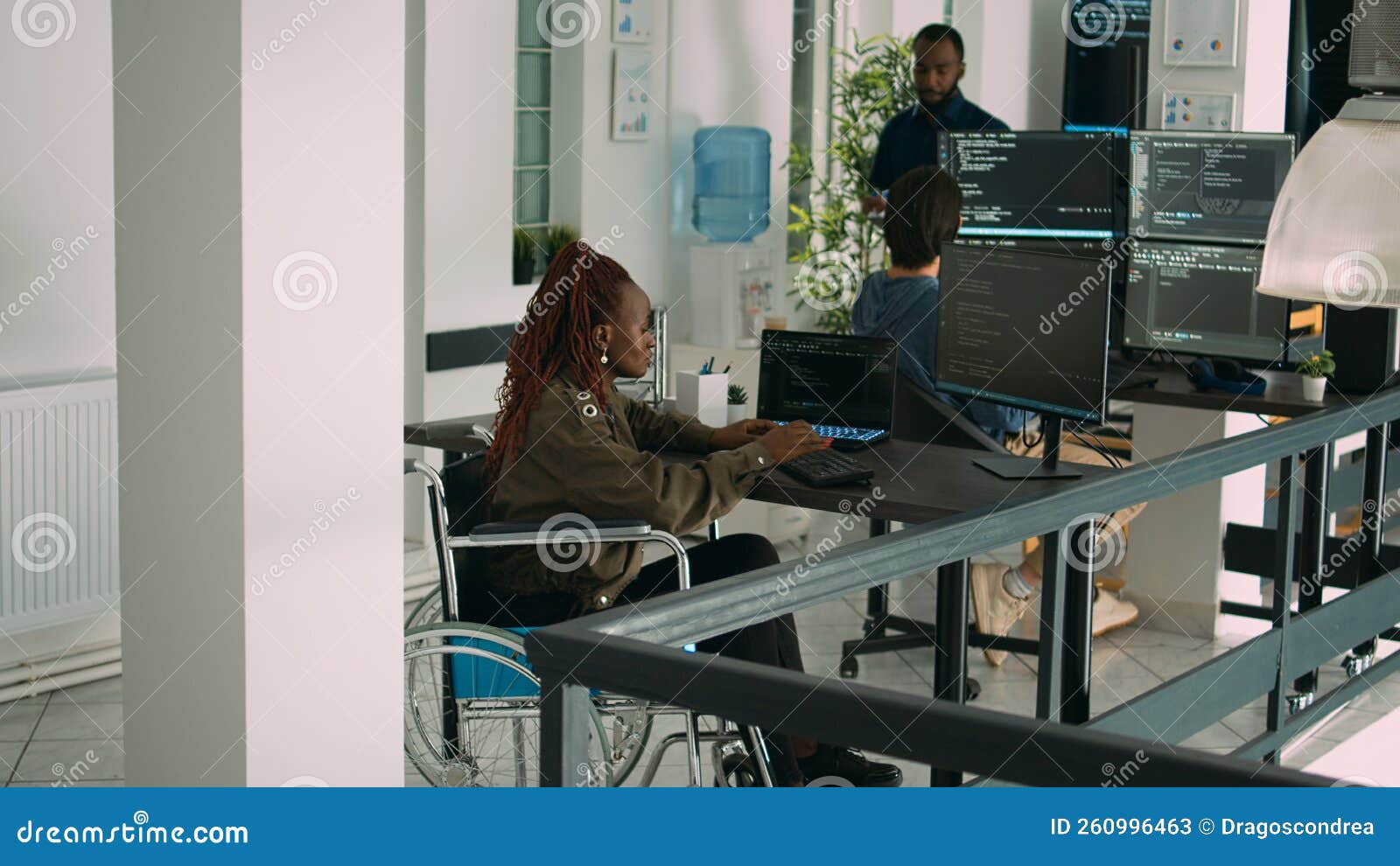 Desarrollador De Aplicaciones Afroamericano En Silla De Ruedas ...