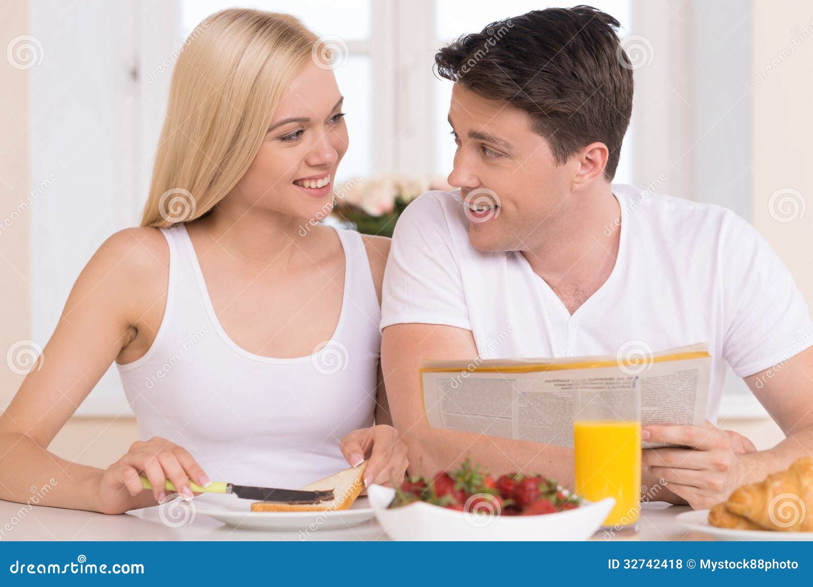 Desayunando junto. foto de archivo. Imagen de jugo, beber - 32742418