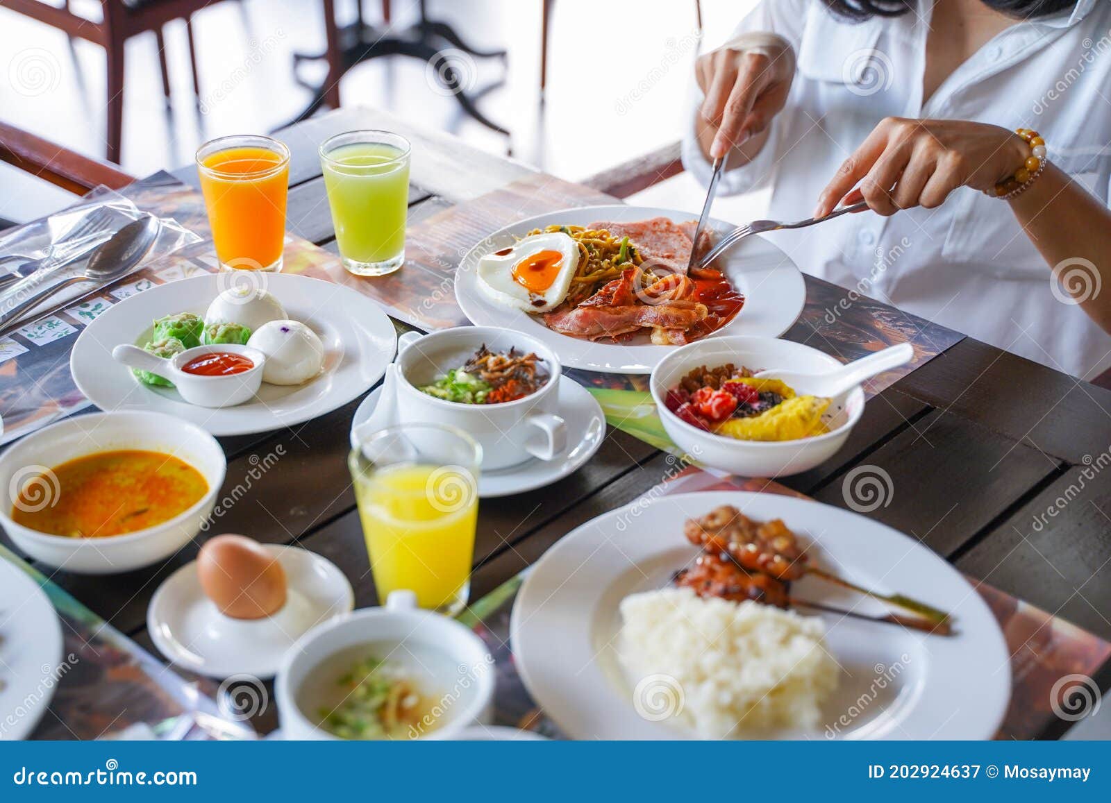 Desayunar En El Restaurante Imagen de archivo - Imagen de desayuno ...