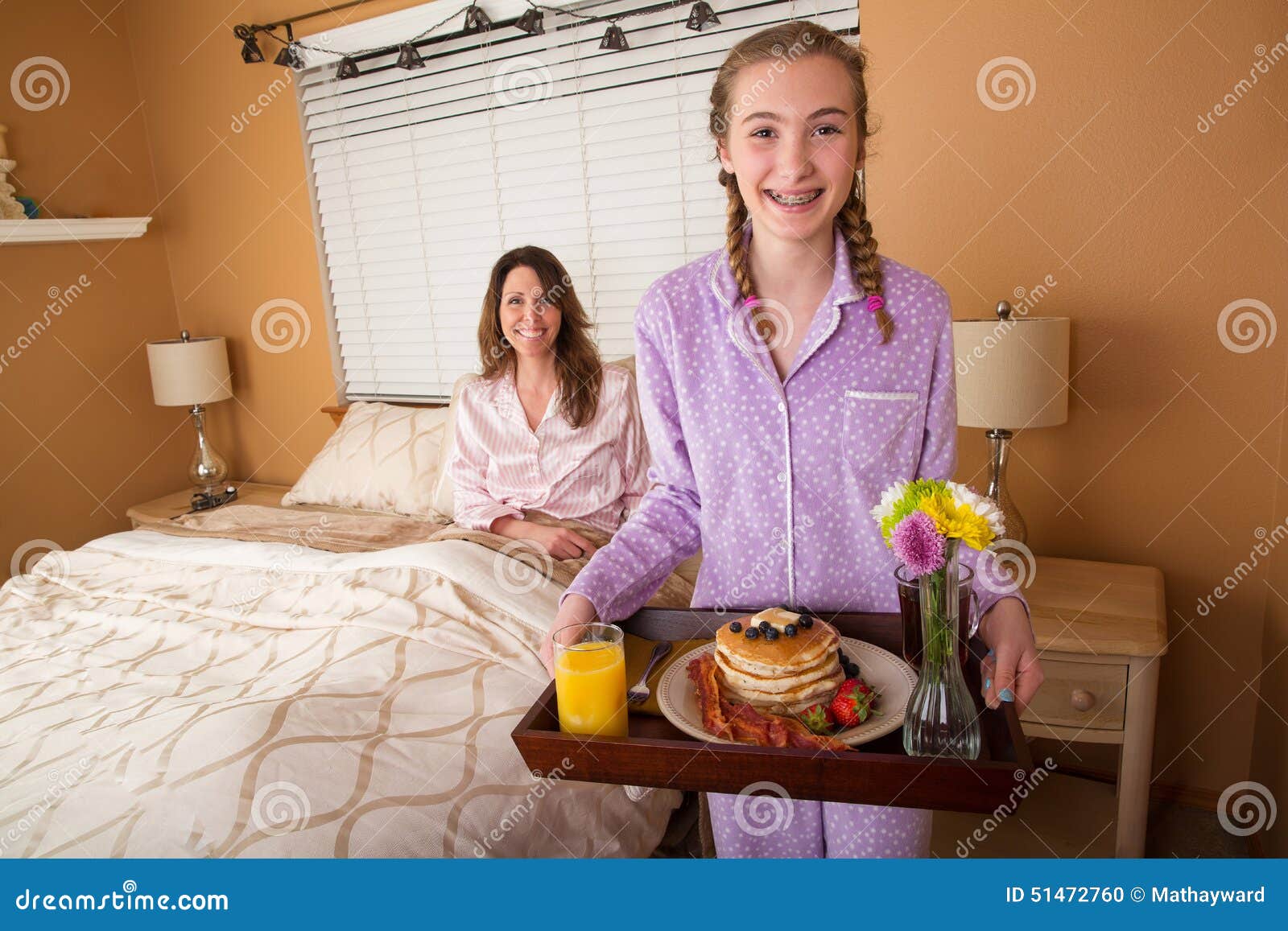 Desayuno De La Mamá De La Porción Del Adolescente En Cama Foto De