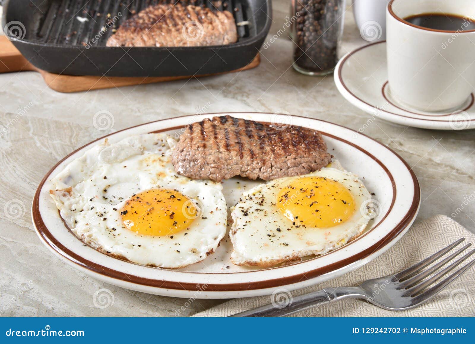 Desayuno Del Filete Y Del Huevo Foto de archivo - Imagen de pimienta ...