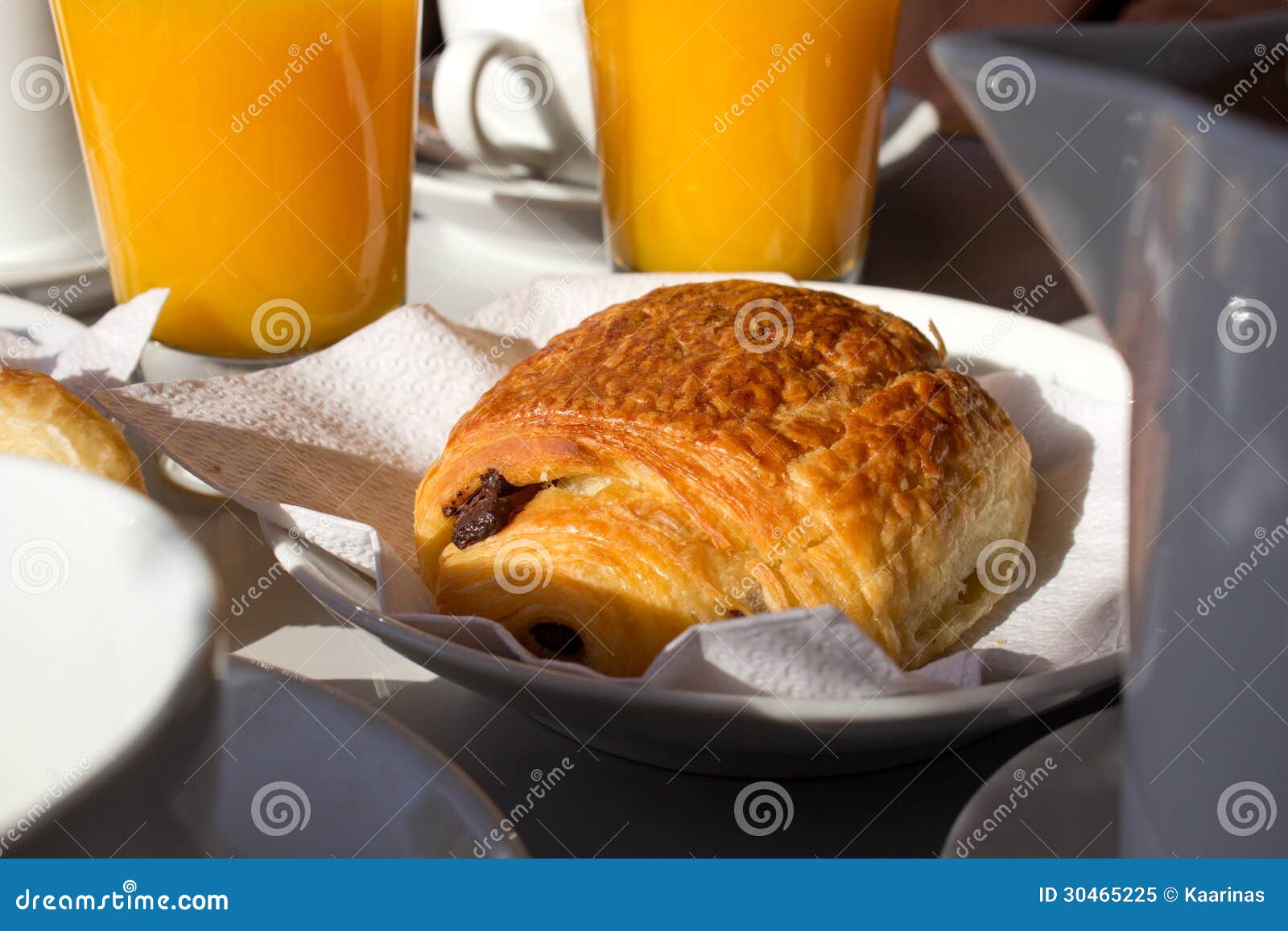 Desayuno francés imagen de archivo. Imagen de bollo, bebidas - 30465225