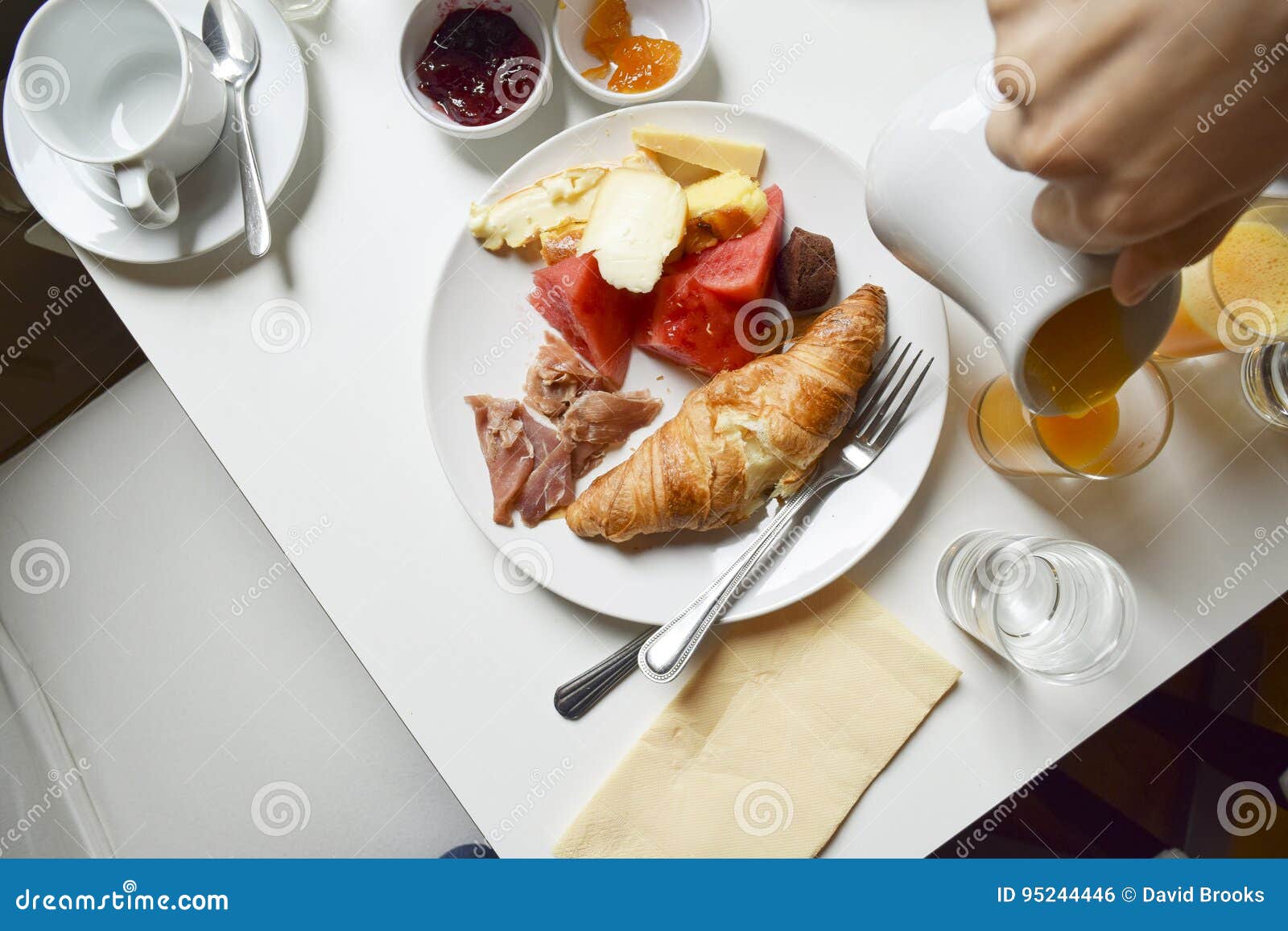 Desayuno francés de lujo foto de archivo. Imagen de comida - 95244446