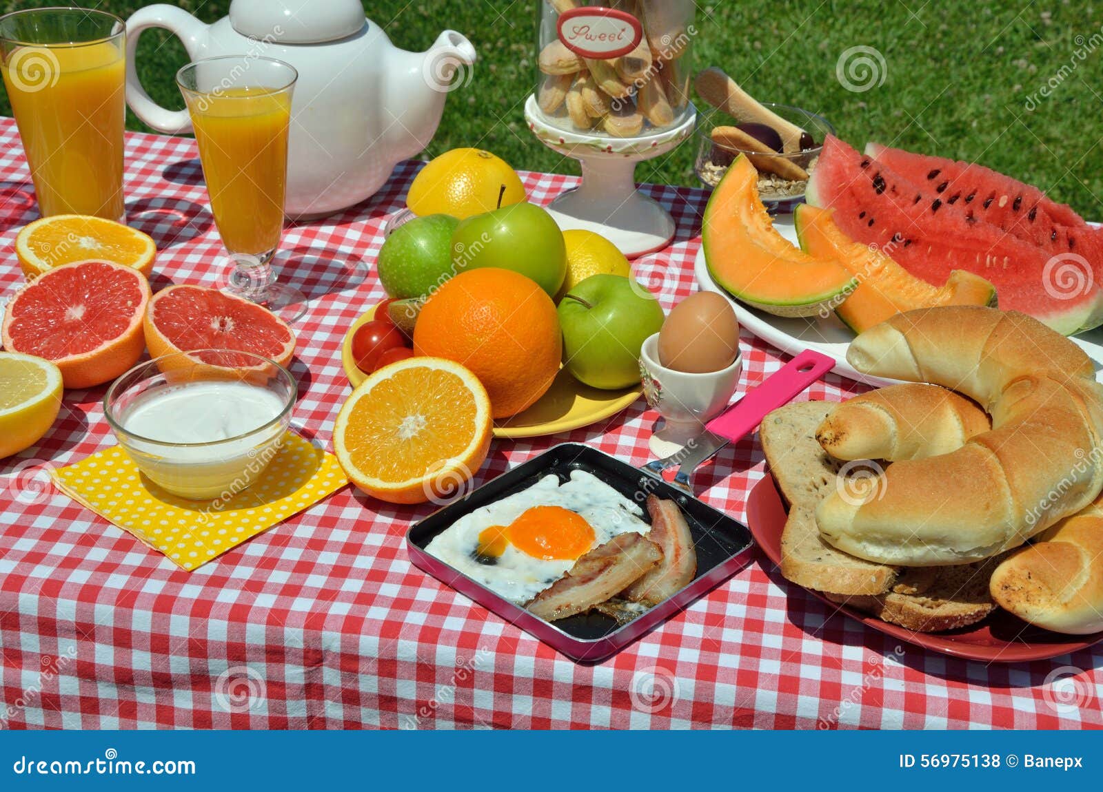 Desayuno O Brunch Al Aire Libre Foto de archivo - Imagen de restaurante ...