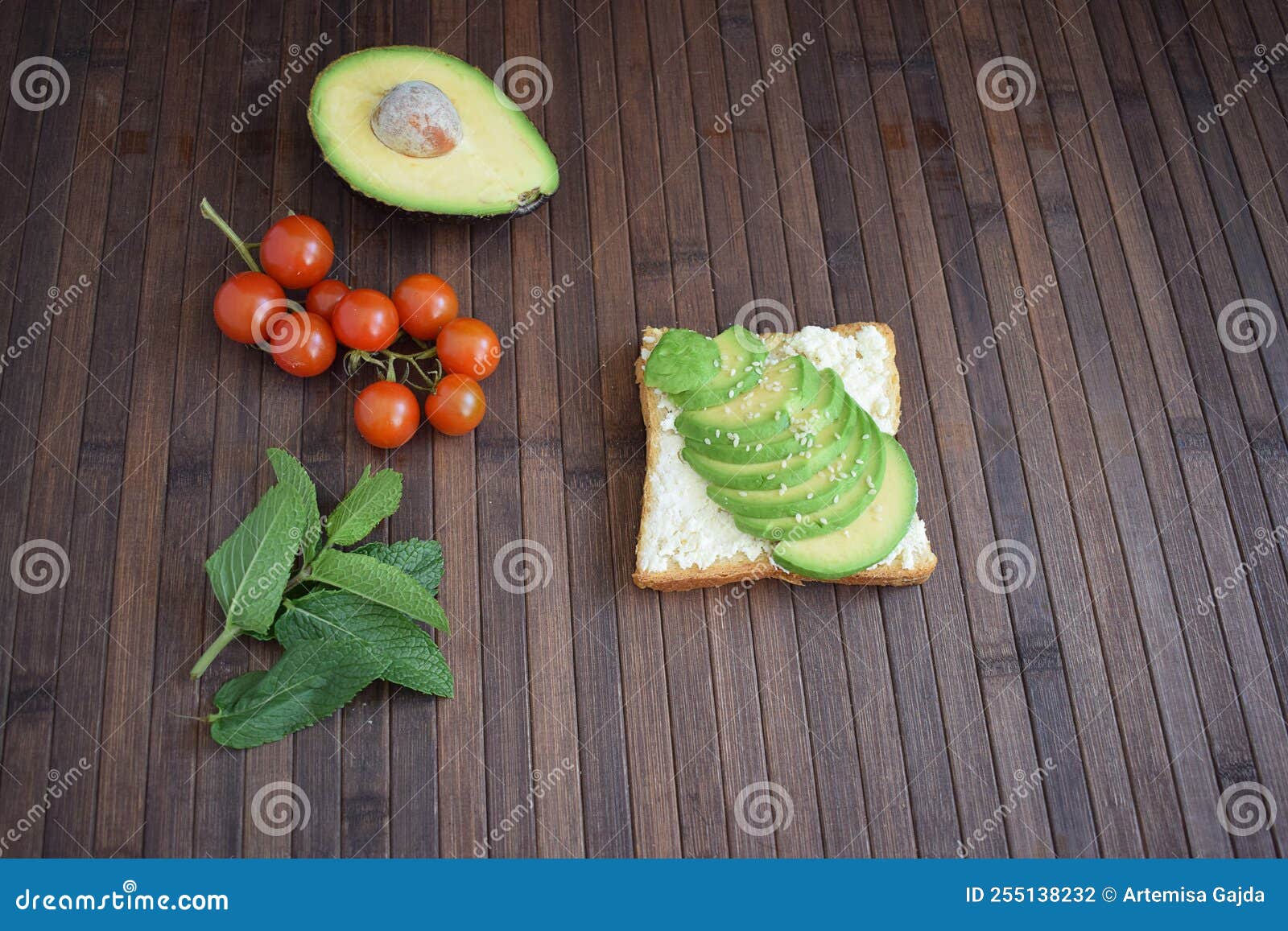 Desayuno Saludable Tostada Con Ricotta Aguacate Y Hierbas Foto de ...