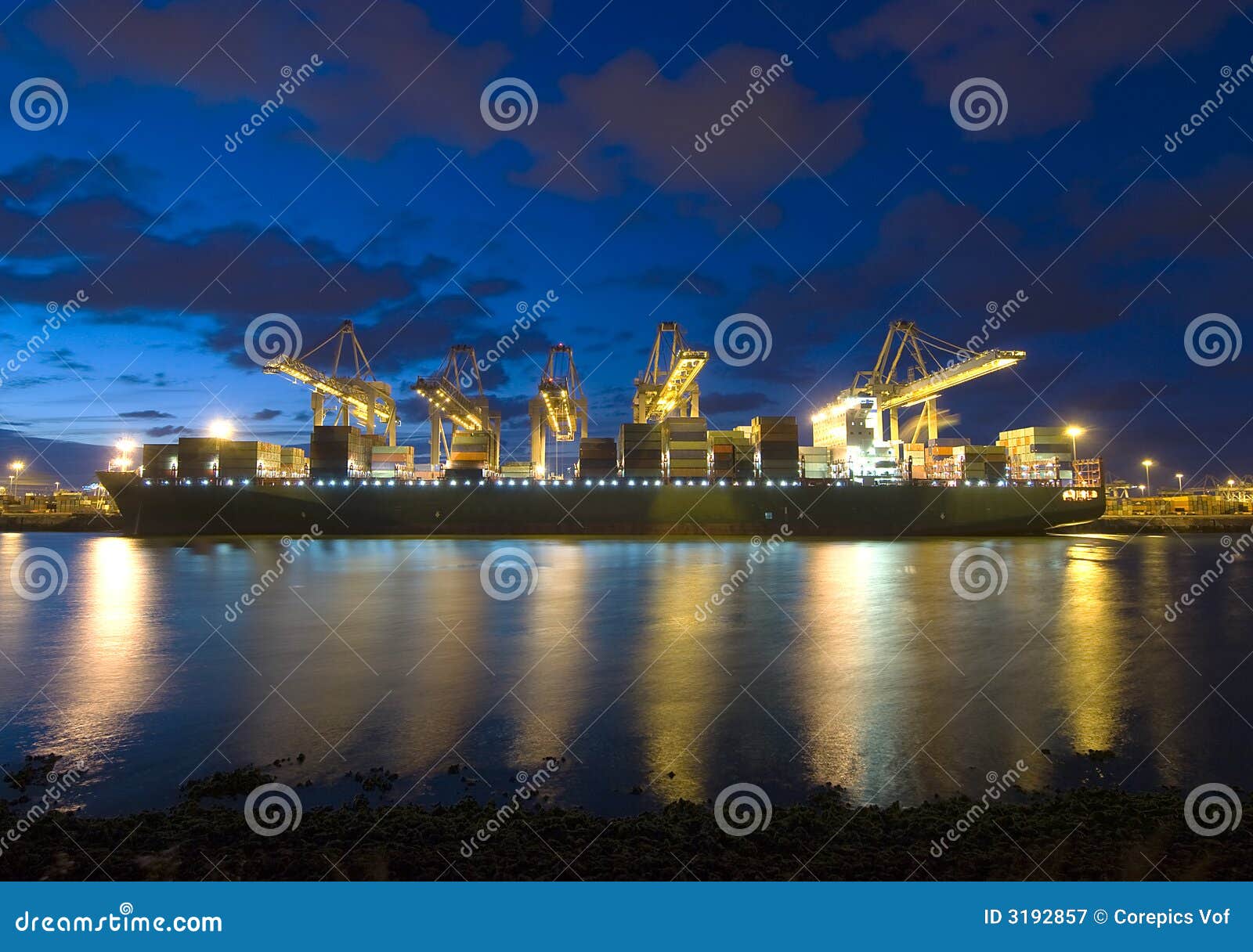 Descarregamento De Um Navio De Recipiente Imagem de Stock - Imagem de ...