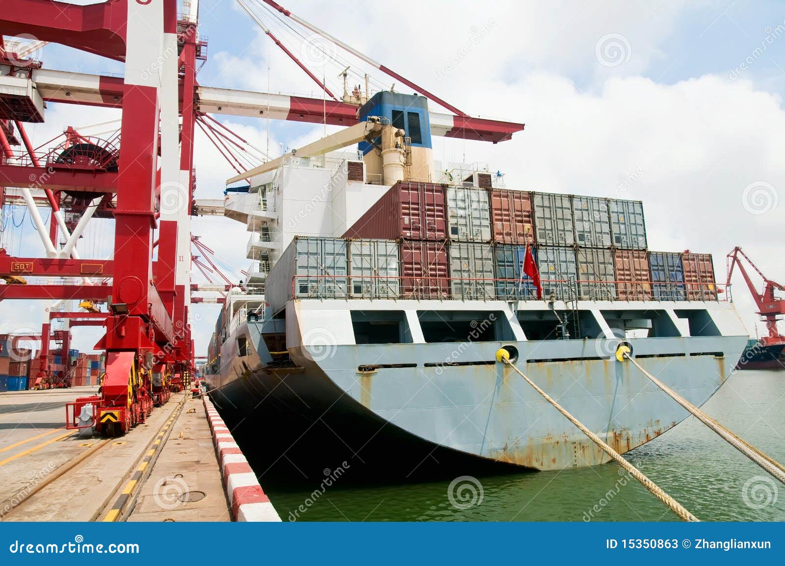 Descarregamento Do Navio De Carga Do Recipiente Imagem de Stock ...