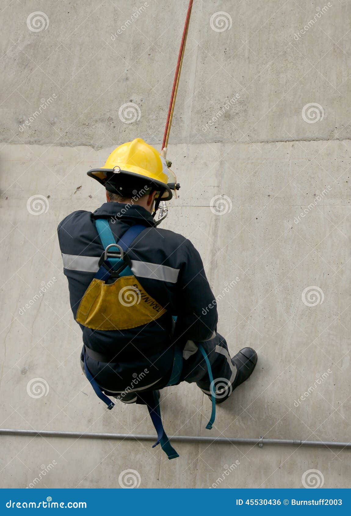 Descendre En Rappel De Pompier Photo éditorial - Image du down ...