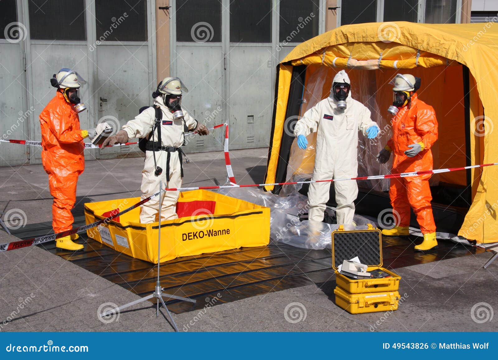 Descontaminación foto editorial. Imagen de cascos, carrying - 49543826