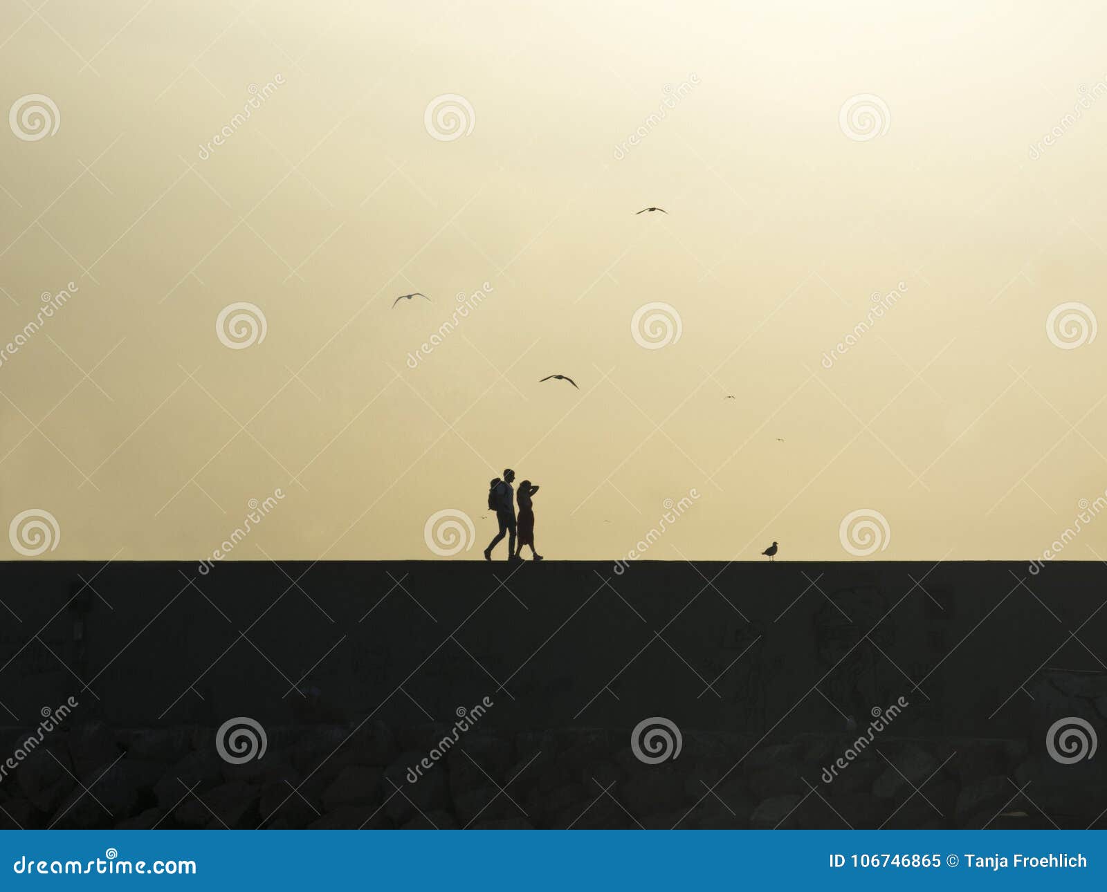 Descubra el mundo junto imagen de archivo. Imagen de cielo - 106746865