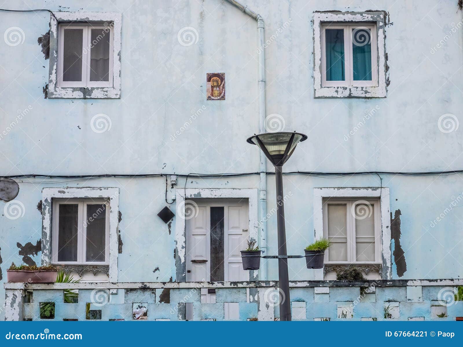 Descuidado a Casa En Ponta Delgada Imagen de archivo - Imagen de ...
