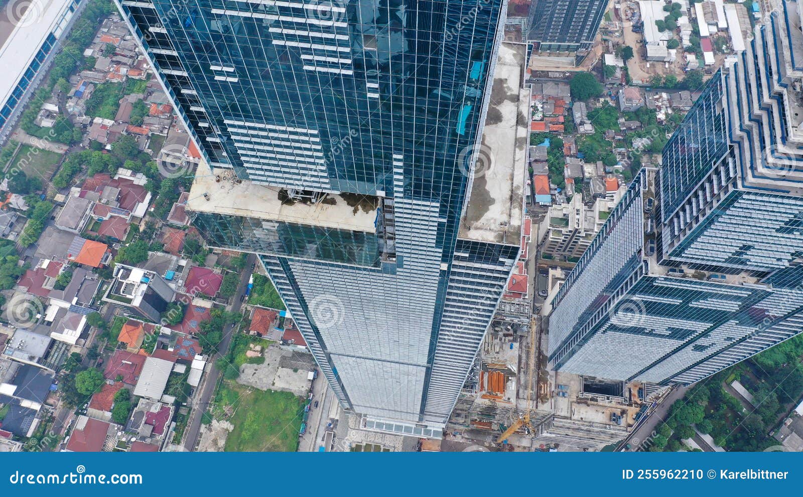 Desde Lo Alto De Los Edificios Altos, Mirando Hacia Abajo Foto de archivo - Imagen de camino ...