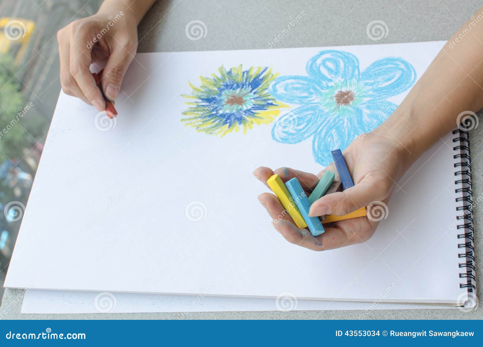 Desenho Do Homem Pela Cor Pastel Foto de Stock - Imagem de projeto ...