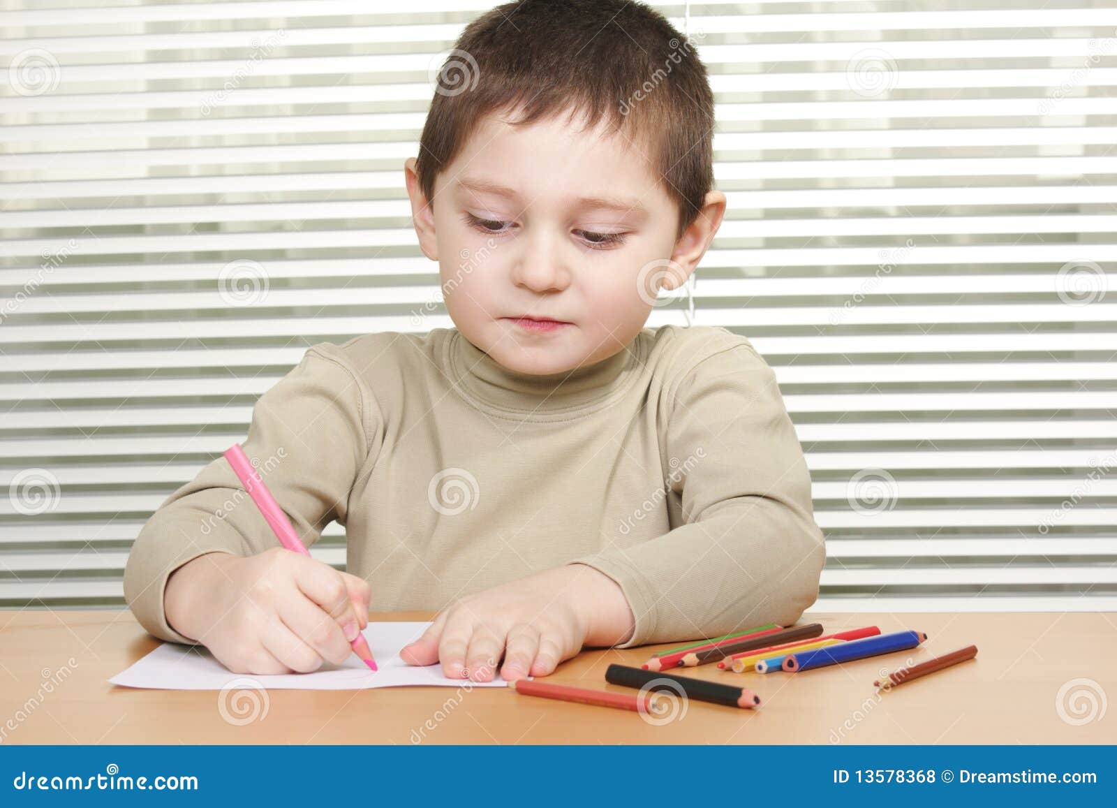 Desenho do menino na mesa foto de stock. Imagem de povos - 13578368