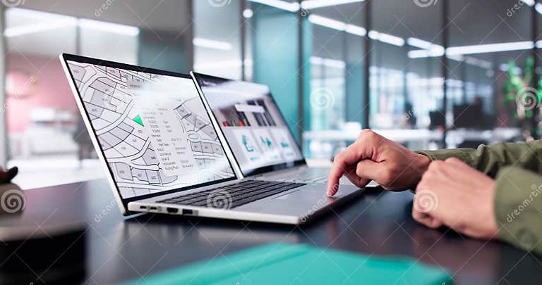 Desenvolvedor Olhando O Mapa De Plotagens Terrestres Imagem de Stock - Imagem de cidade, listado ...