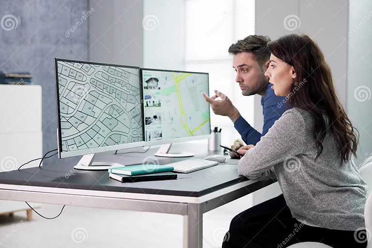 Desenvolvedor Olhando O Mapa De Plotagens Terrestres Imagem de Stock - Imagem de terra, olhar ...