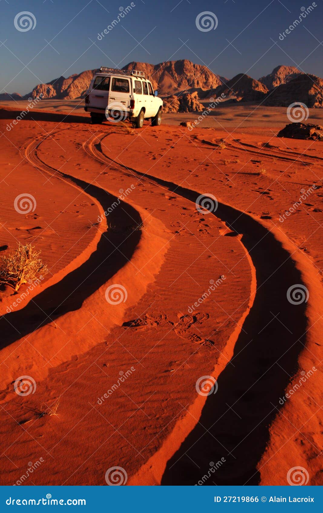 Desert drive editorial photo. Image of adventure, progress - 27219866