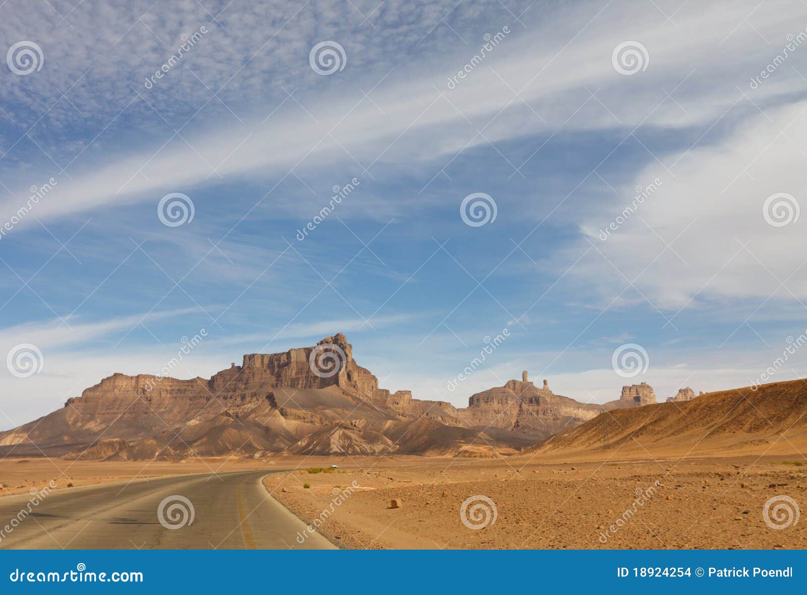 Desert Higway, Akakus (Acacus) Mountains, Libya Stock Photo - Image of ...
