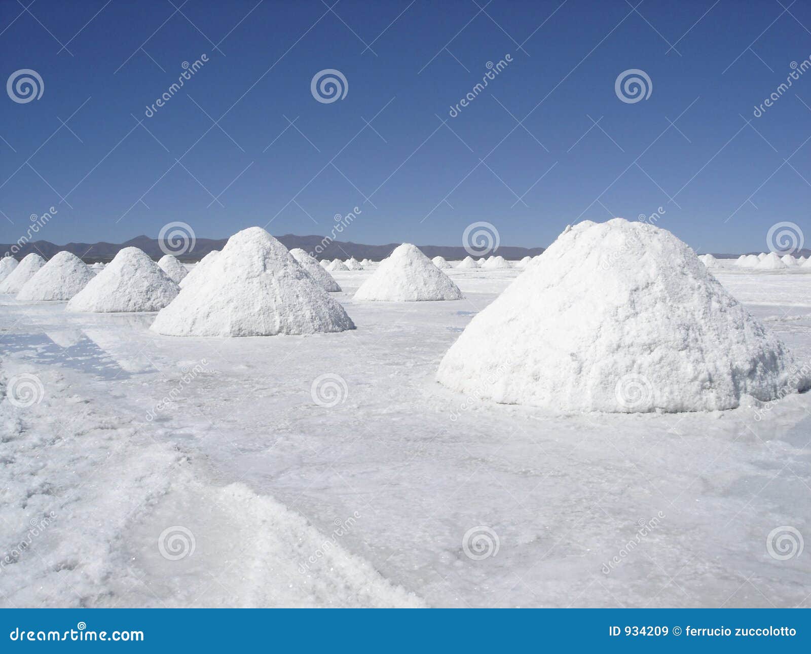 Deserto de sal imagem de stock. Imagem de azul, montanha - 934209