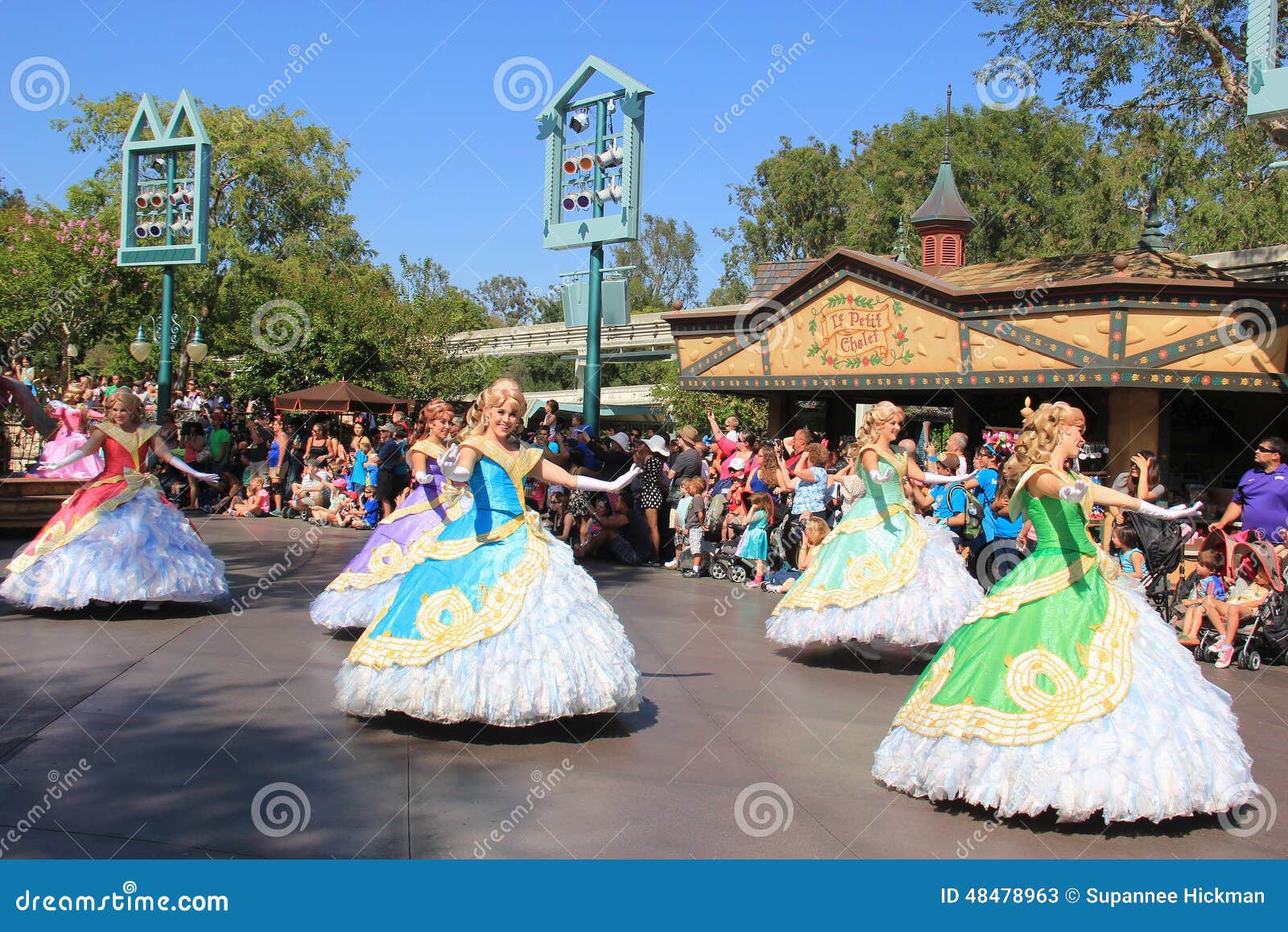 Desfile De Disney En Disneyland Foto de archivo editorial - Imagen de ...