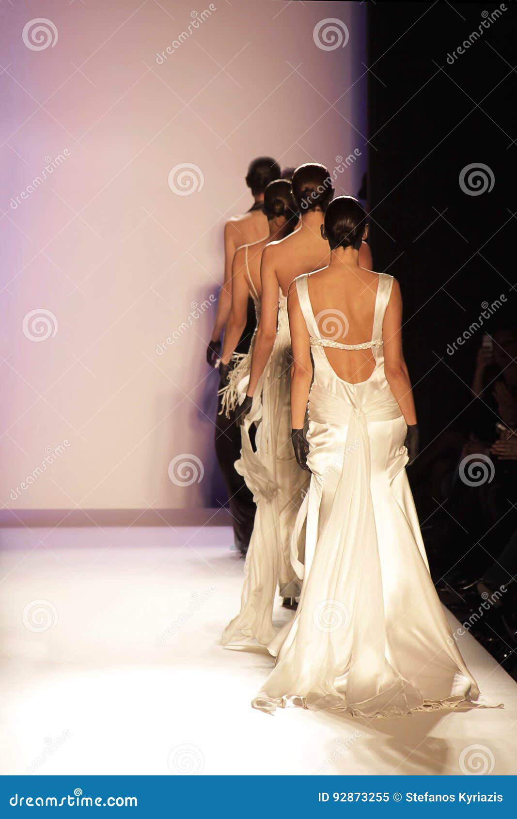 Desfile de moda, passarela imagem editorial. Imagem de moderno - 92873255