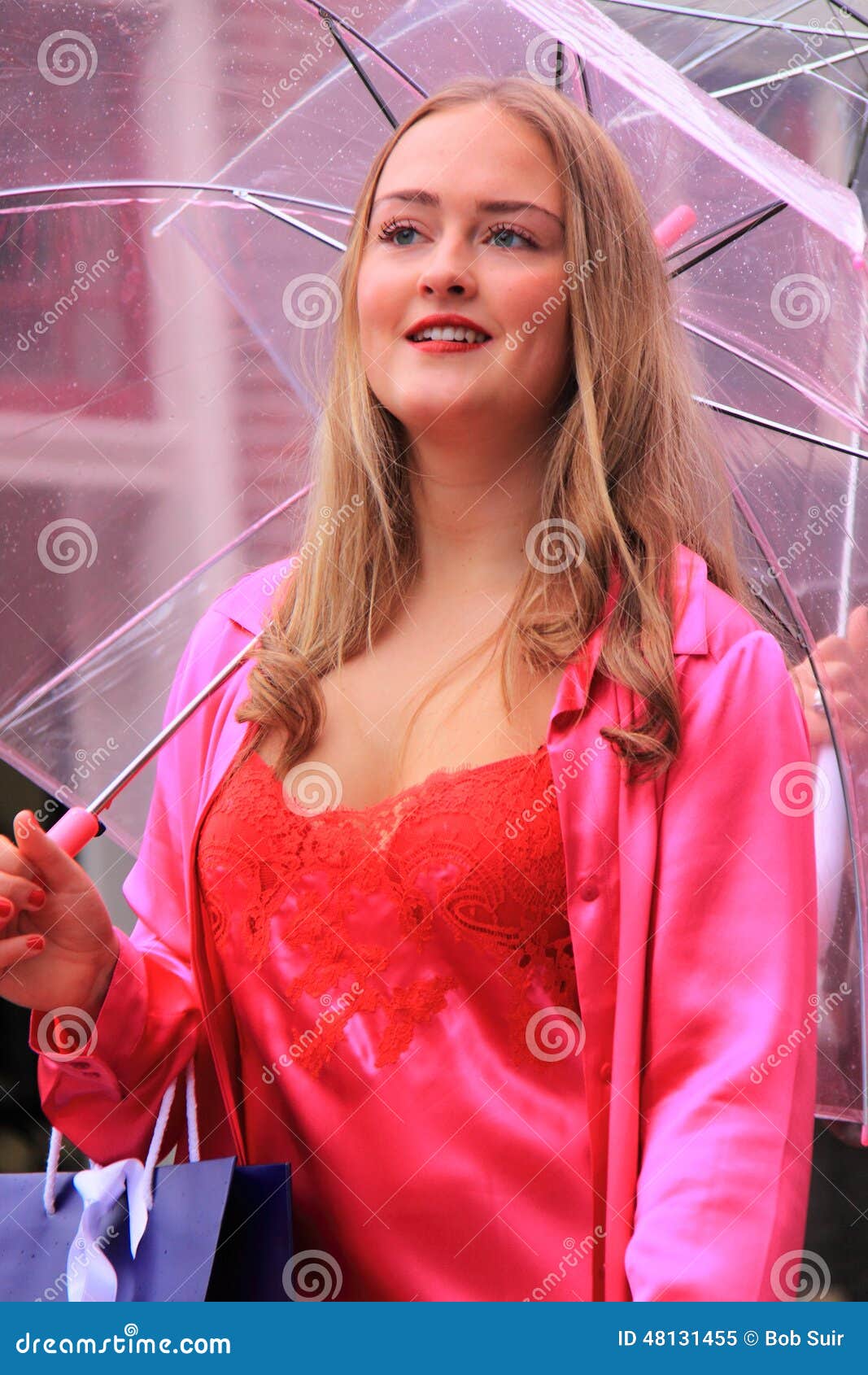 Desfile De Moda Rosado De La Ropa Interior Imagen editorial - Imagen de ...