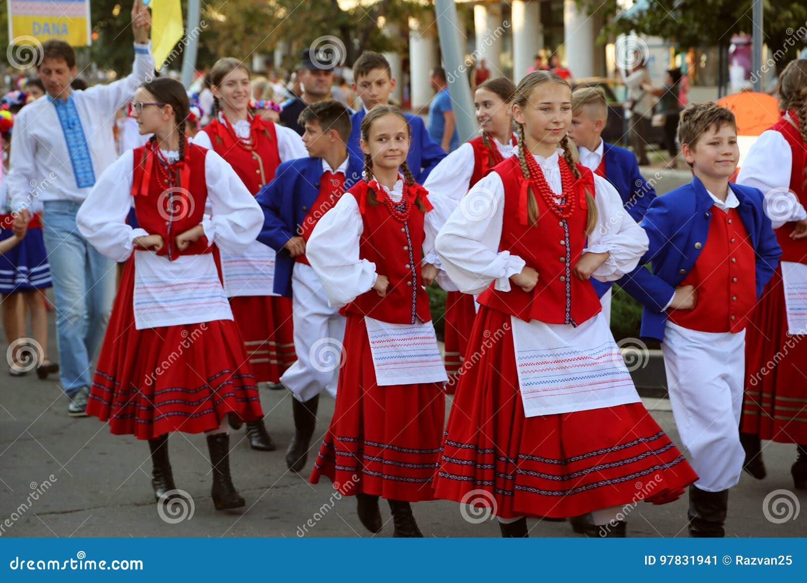 Desfile Nacional Polaco De Los Trajes Foto editorial - Imagen de ...