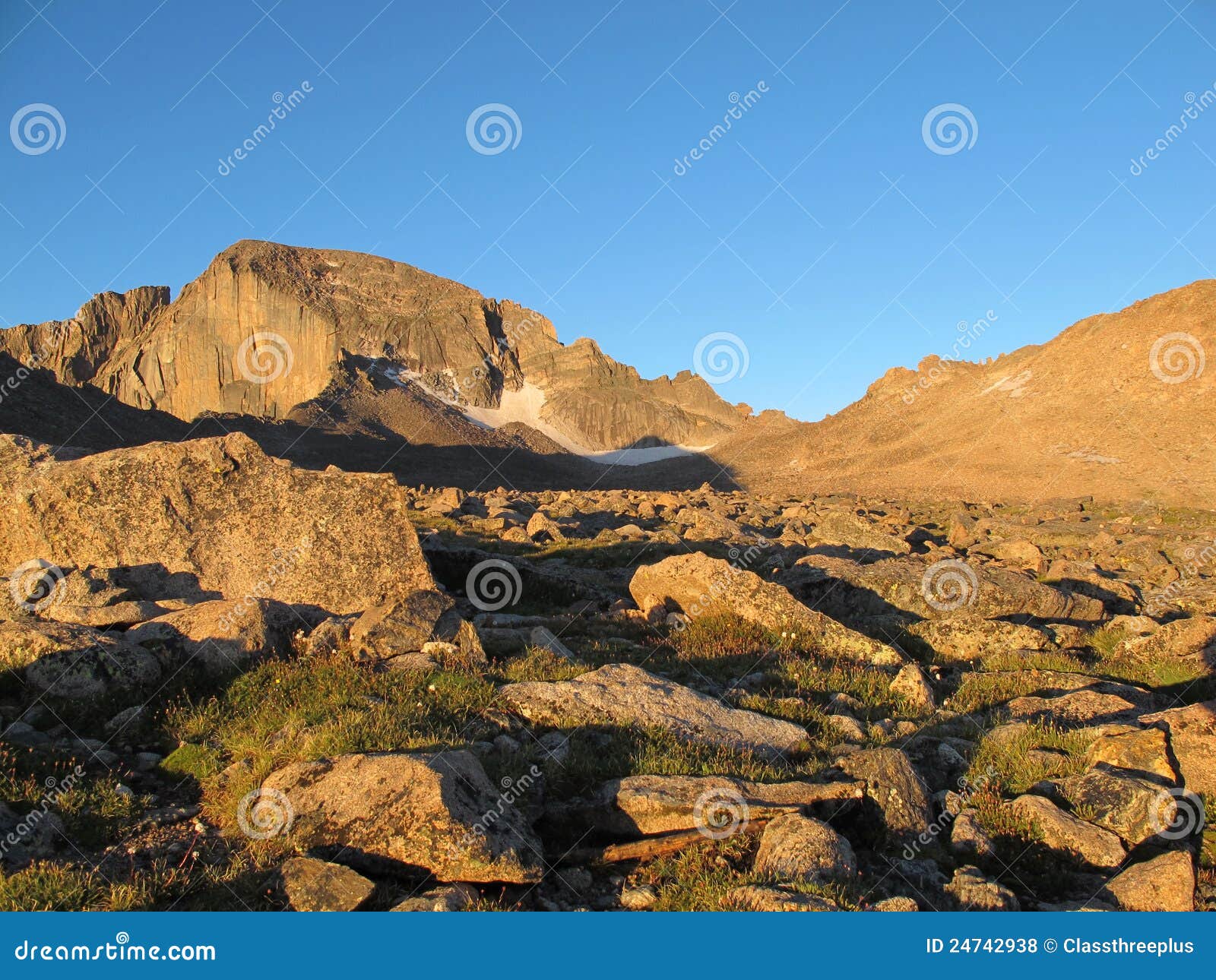 Desidera Il Picco Di Mattina Fotografia Stock - Immagine di montagna ...