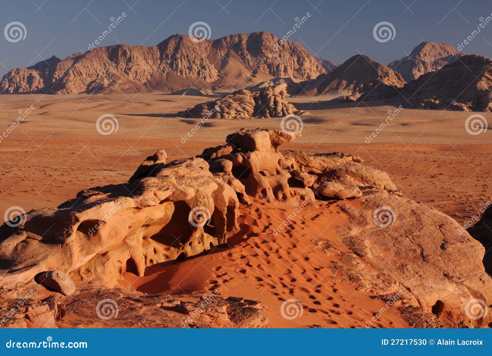 Desierto rocoso foto de archivo. Imagen de paisaje, oriente - 27217530