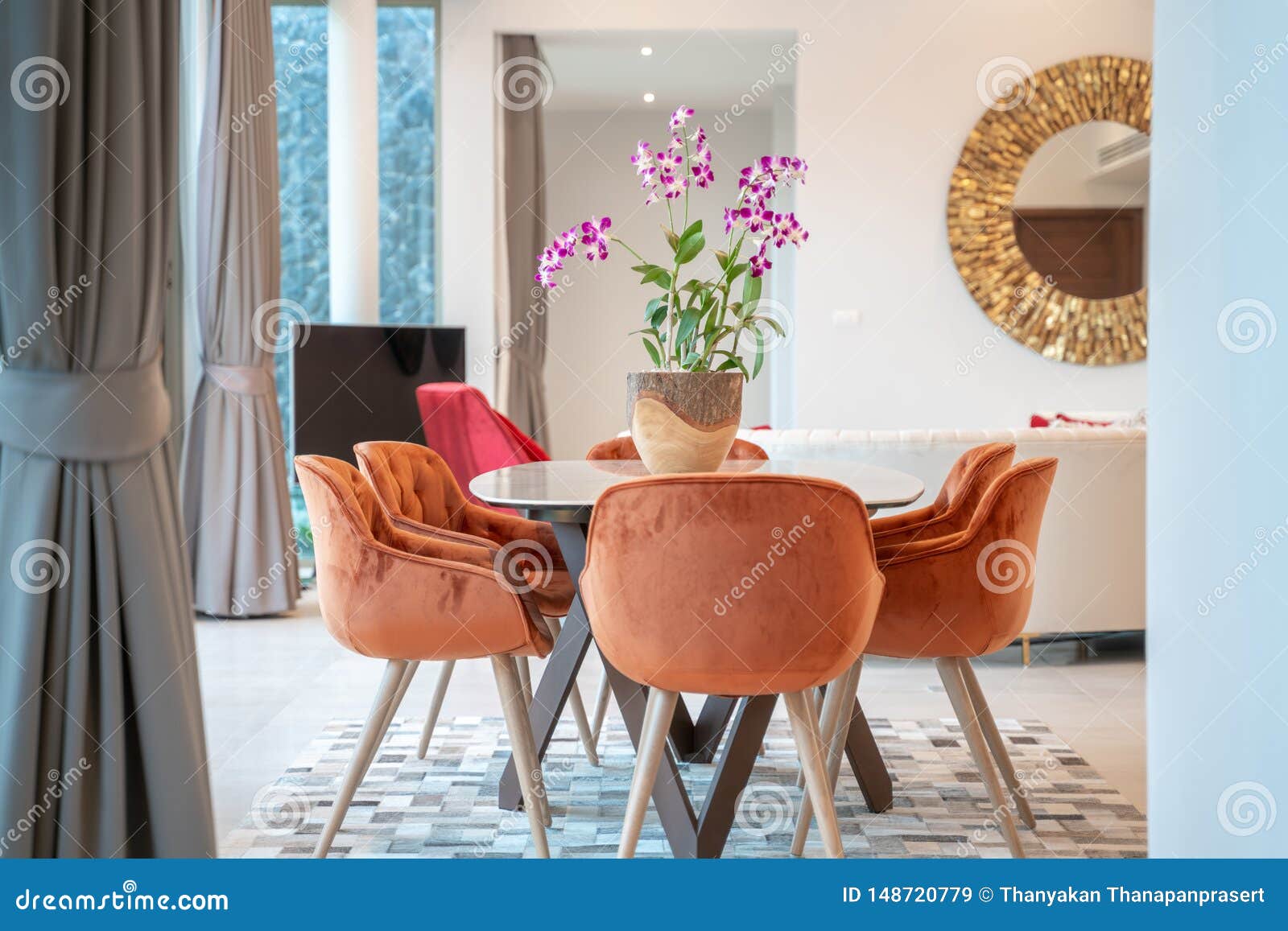 Design De Interiores Na Sala De Visitas Com Sof? Ou Sof? E Tabela De Madeira Imagem de Stock ...