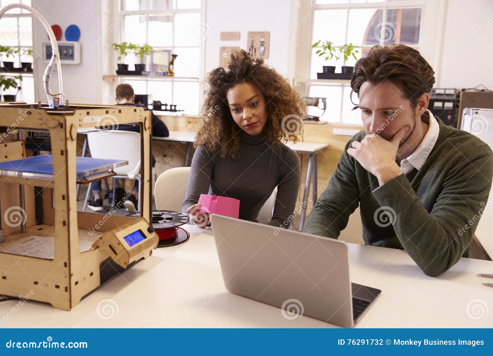 Designer, Die Mit 3D Drucker Refining Design Arbeiten Stockfoto - Bild ...