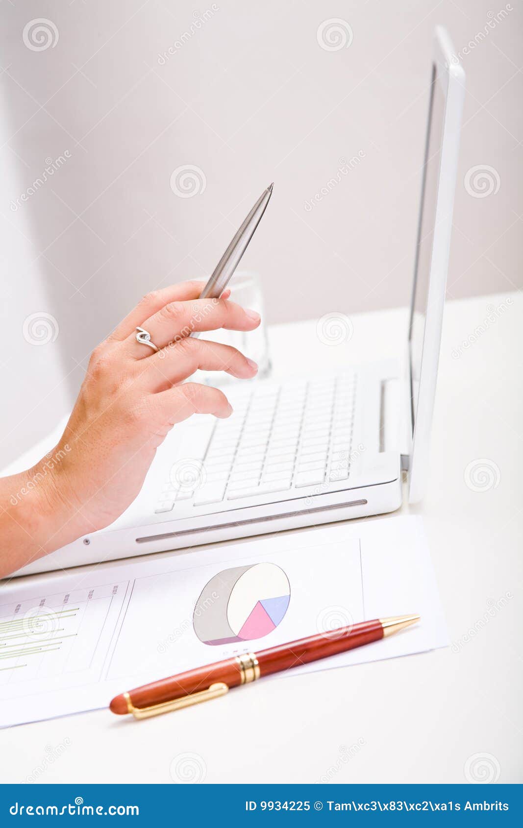 Desktop, computer, hand stock afbeelding. Image of baan - 9934225