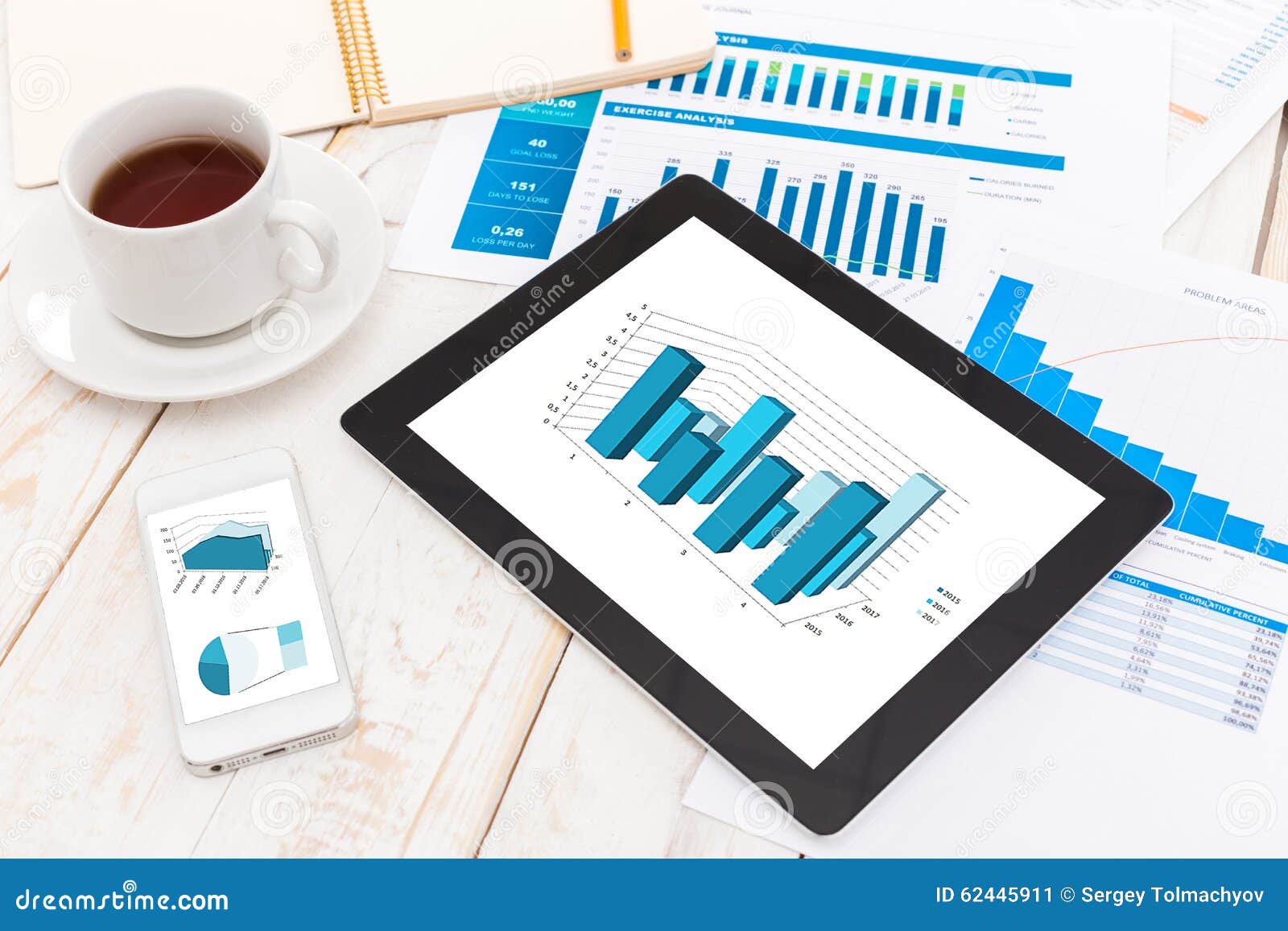 Desktop Con Gli Articoli Per Ufficio Immagine Stock - Immagine di ...